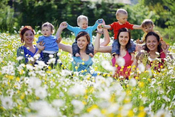 Great Tips On How To Make Friends With Other Moms FamilyToday