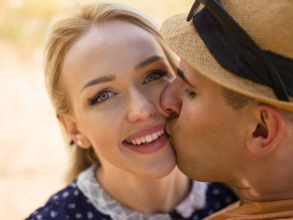 19 Gestures That Make A Woman Feel Absolutely Adored - FamilyToday